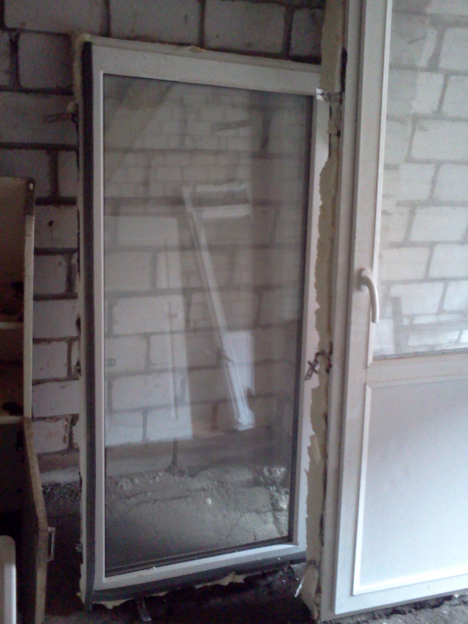 Продам 2 пластиковых двери и окно